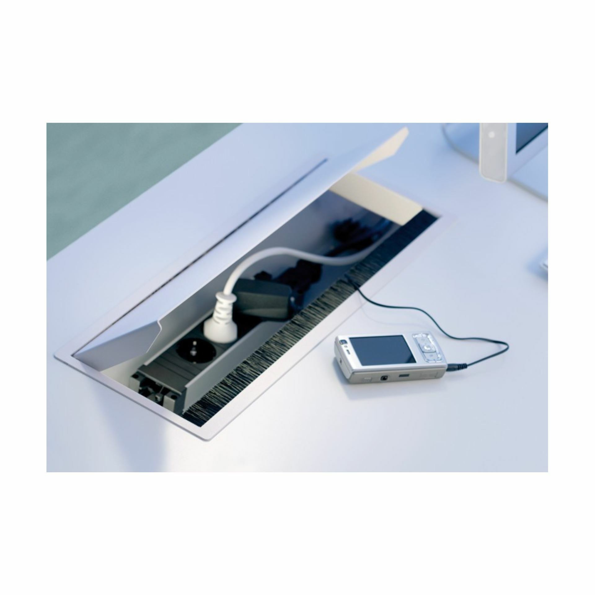 Bachmann CONI vgradni razdelilec 356mm 2x220V, 2xUSB 5,2V, 3xprazen 912.0168 - TechTrade