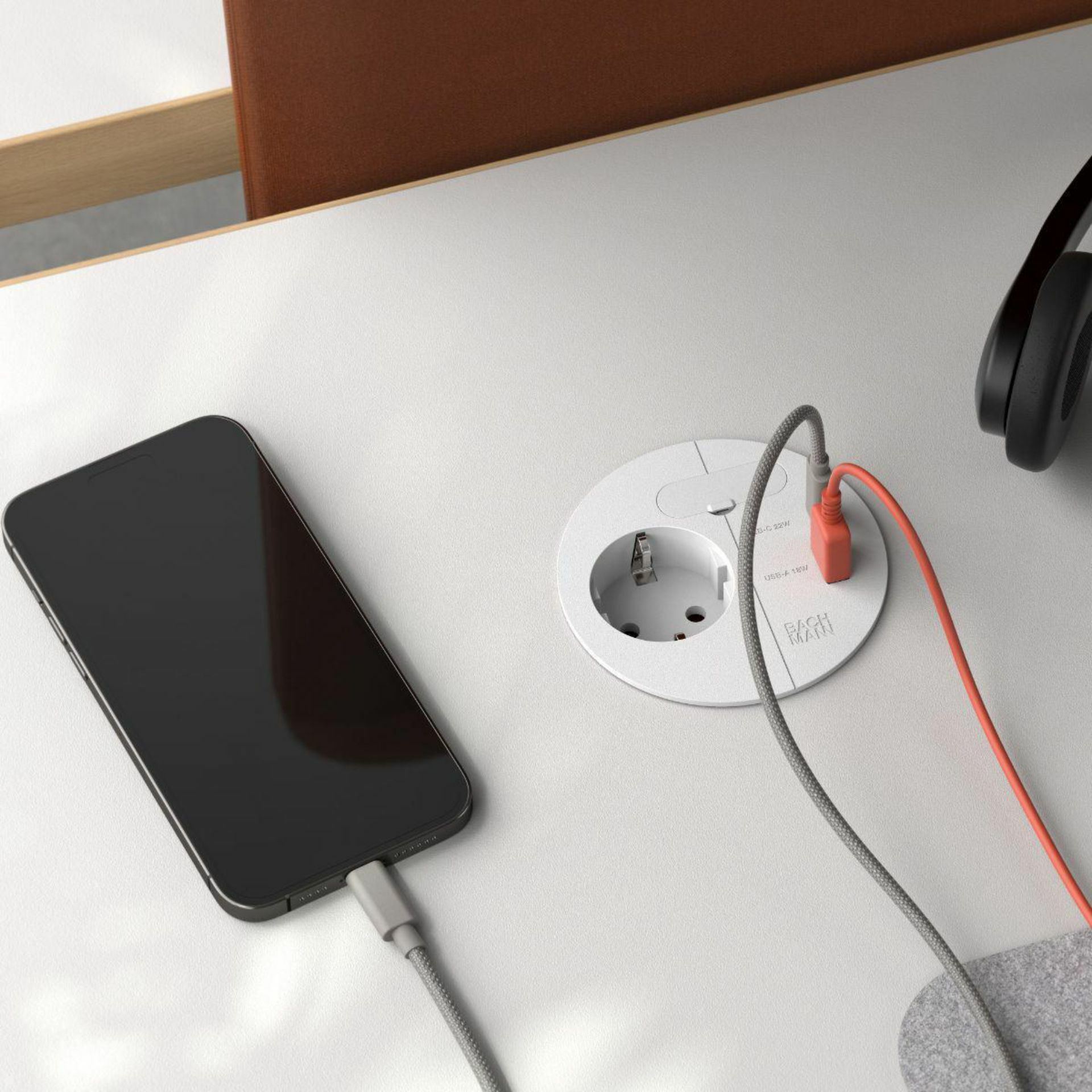 Bachmann Loop in Charge vgradna vtičnica 220V + USB TipC/TipA bela 938. ...